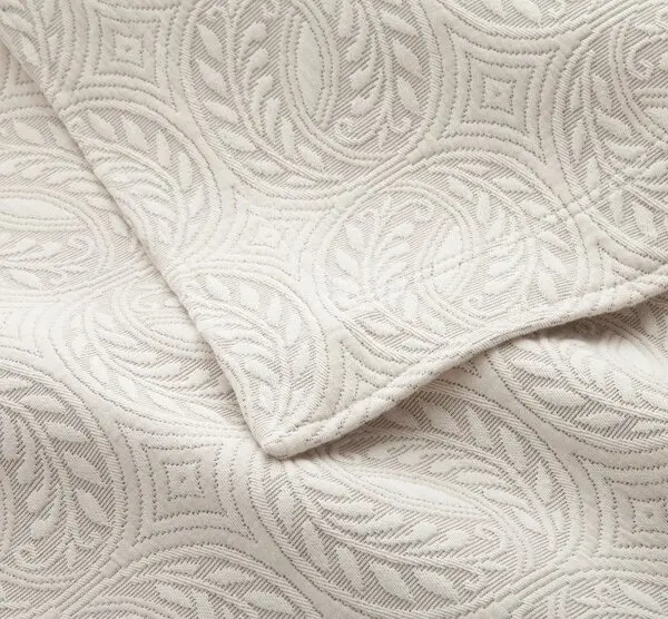 PEACOCK ALLEY Vienna Coverlet - Ivory