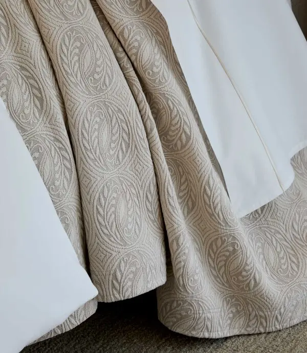PEACOCK ALLEY Vienna Coverlet - Ivory