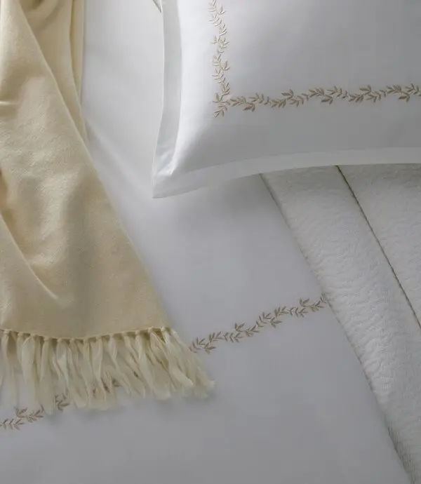 PEACOCK ALLEY Ivy Classic Embroidered Duvet Set - White