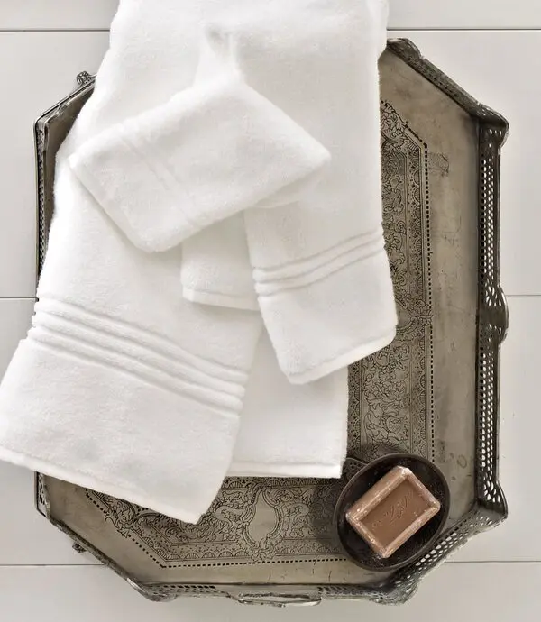 PEACOCK ALLEY Chelsea Plush Towel - Ivory