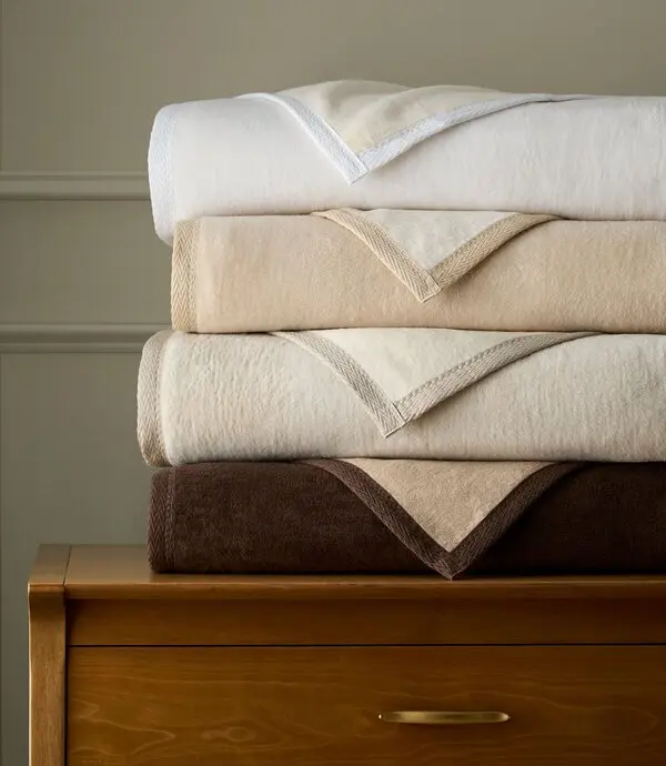 PEACOCK ALLEY Favorite Reversible Blanket - Chocolate