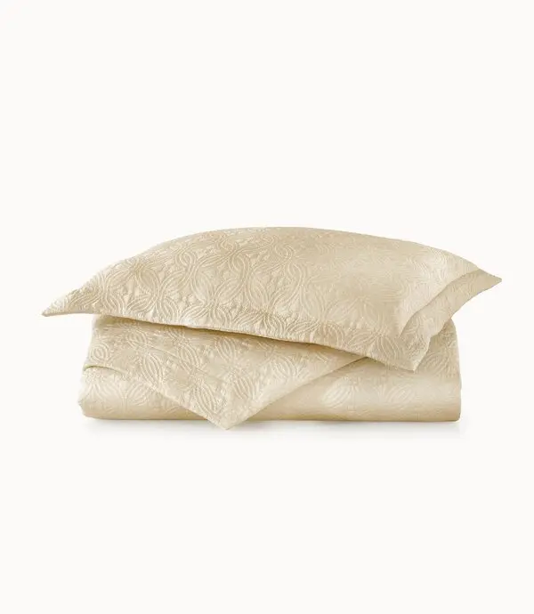 PEACOCK ALLEY Lucia Matelassé Coverlet