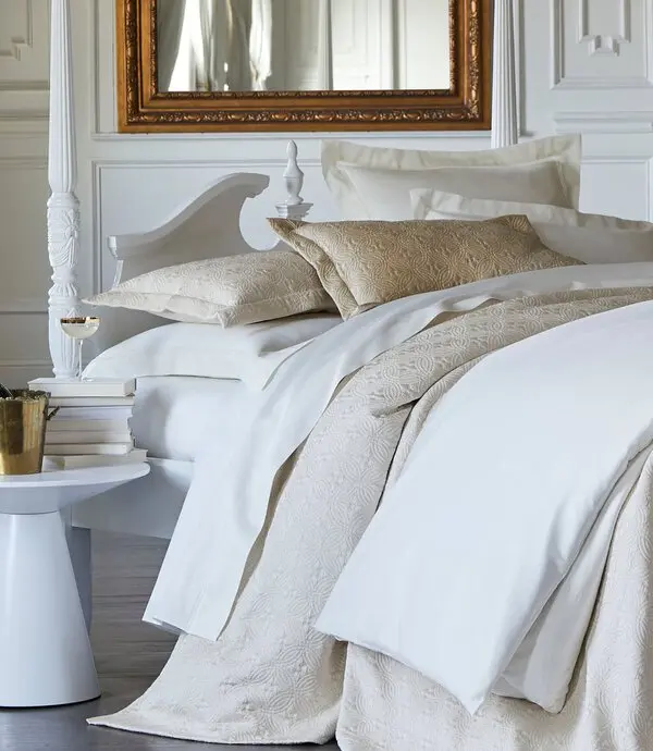 PEACOCK ALLEY Lucia Coverlet - White