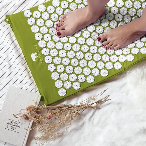 BED OF NAILS Bon Acupressure Mat Original Acupressure Design With 8820 Precision Nails - Green