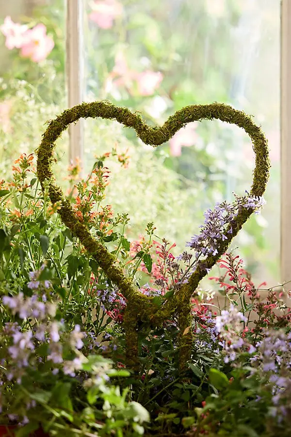 TERRAIN Moss Heart Trellis - Green