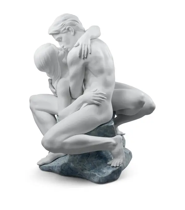 LLADRO Porcelain Passionate Kiss Figurine - White
