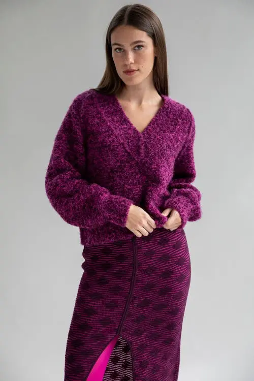 SSKEIN V-neck Bouclé Pullover - Fuschia Aubergine