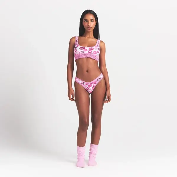 SKIMS Lightweight Cotton Lace Thong - Pink Allover Lipstick
