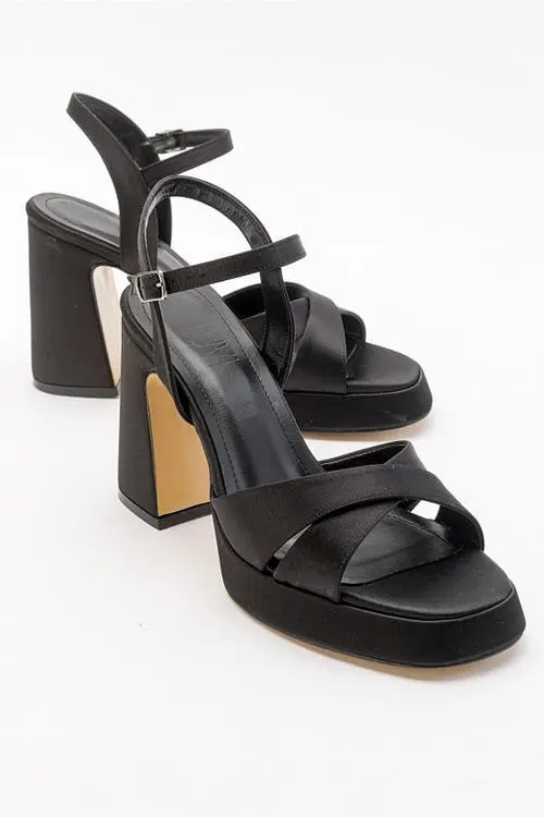 FOREVER & ALWAYS SHOES Yvonne Platform Sandals - Black