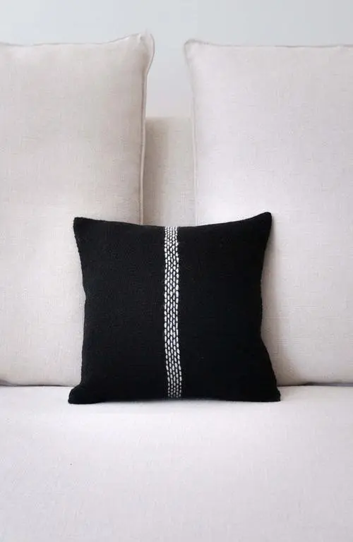 Voz Centro Lineas Square Small Pillow