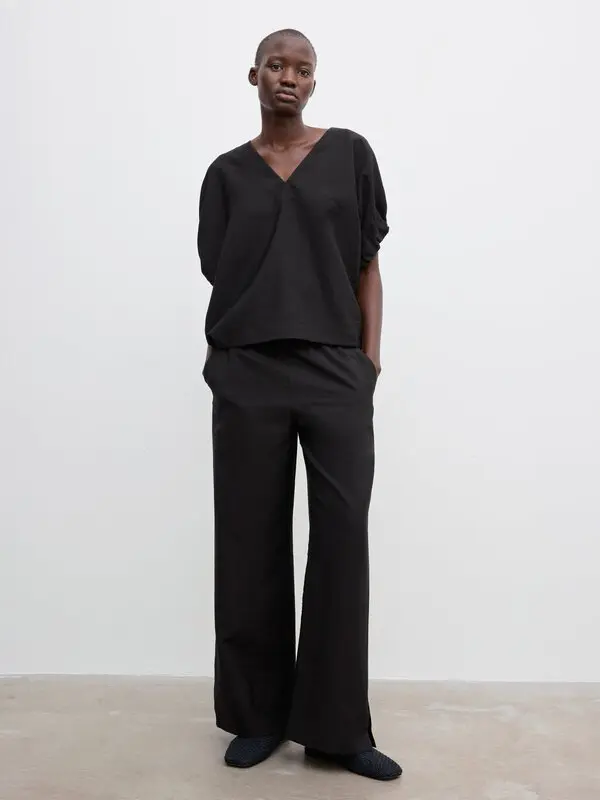 HOUSE OF DAGMAR Ruched V-neck Top