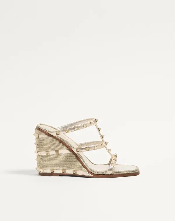 Valentino Garavani Rockstud Wedge Sandal - Platinum