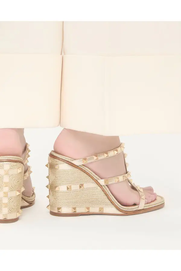 Valentino Garavani Rockstud Wedge Sandal With Embroidery - Metallic