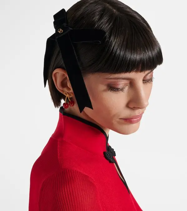 Buy Valentino Garavani Vlogo Velvet Hair Clip - Black At 40  display picture 3