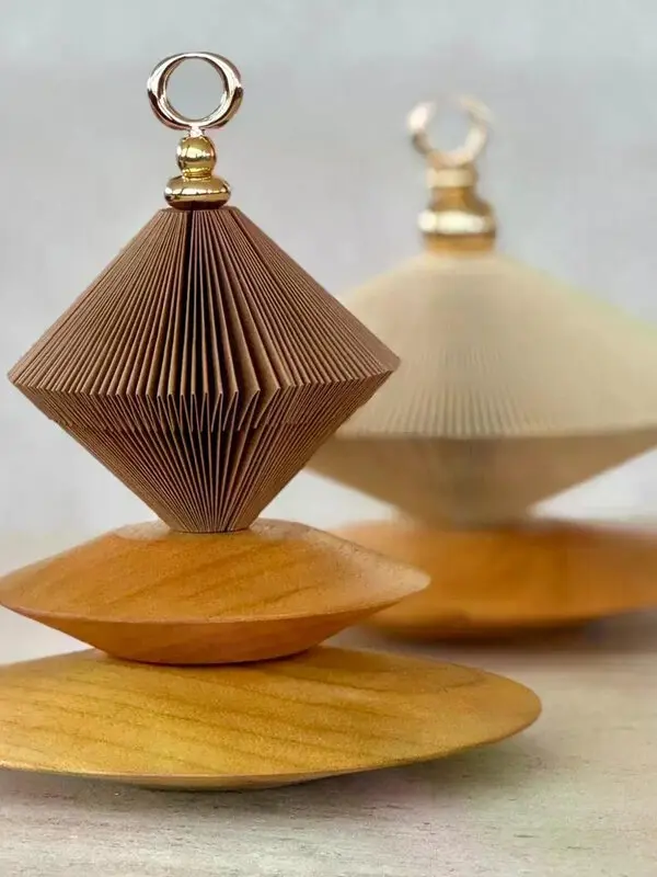 BY GABS Pião Sculpture