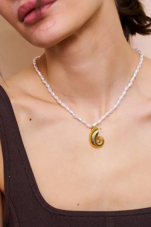 KENNETH JAY LANE Seashell Pendant Necklace