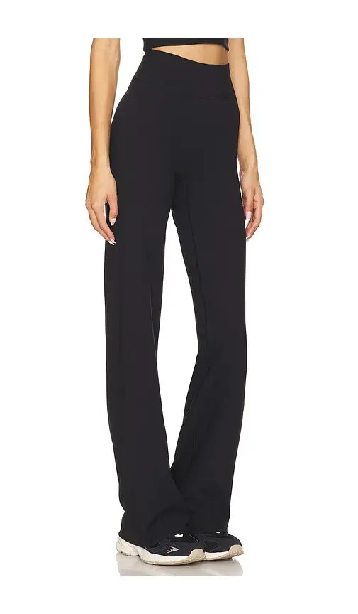 437 The Essentials Pant - Black