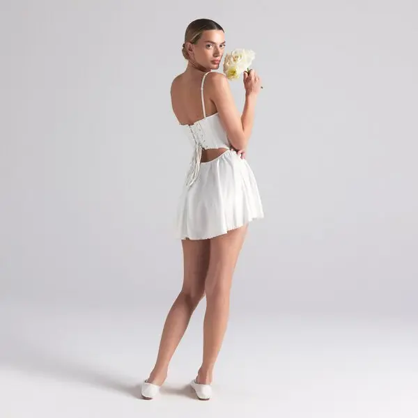 white knee length fitted dress Sleeveless Fitted Dress With Sweetheart Neckline And Flared Knee-Lengt