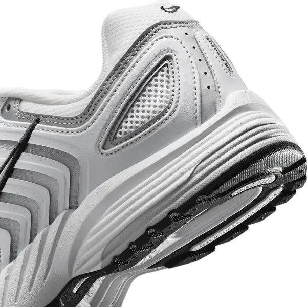 Nike Pegasus 2005 Athletic Sneakers