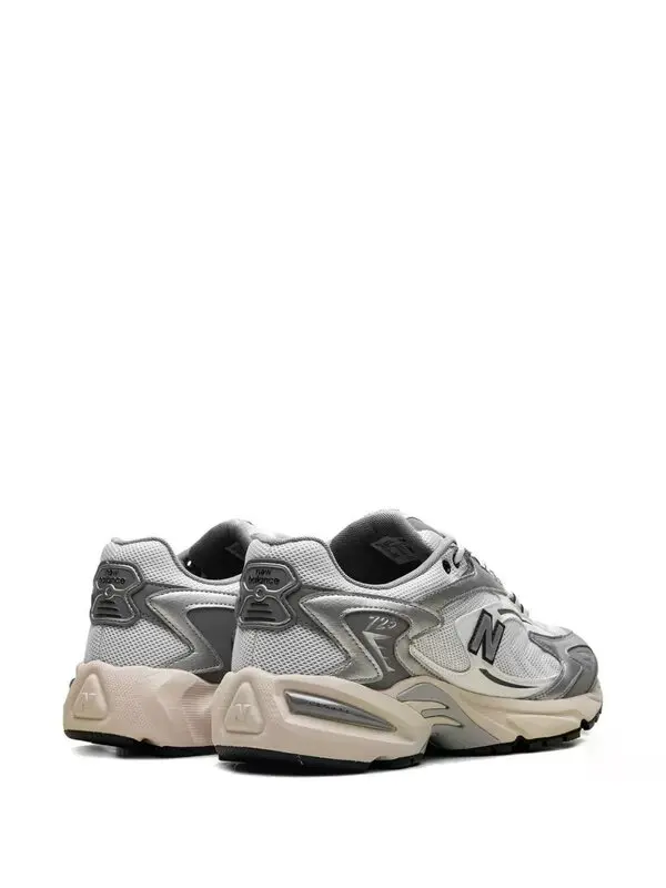 NEW BALANCE 725v1 Metallic Sneakers - Silver