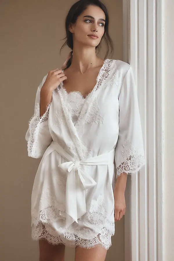 HOMEBODII Sian Lace-trim Sat Mi Robe - White