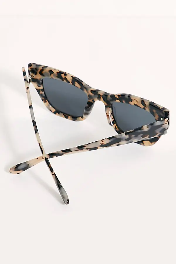 Free People Decker Polarized Square Sunglasses - Snow Tort