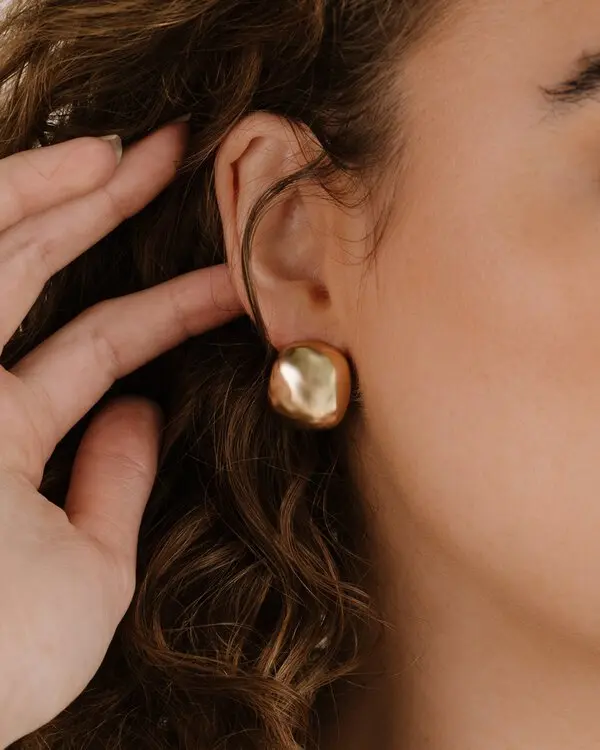 Ettika Minimal Curved Square Stud Earrings