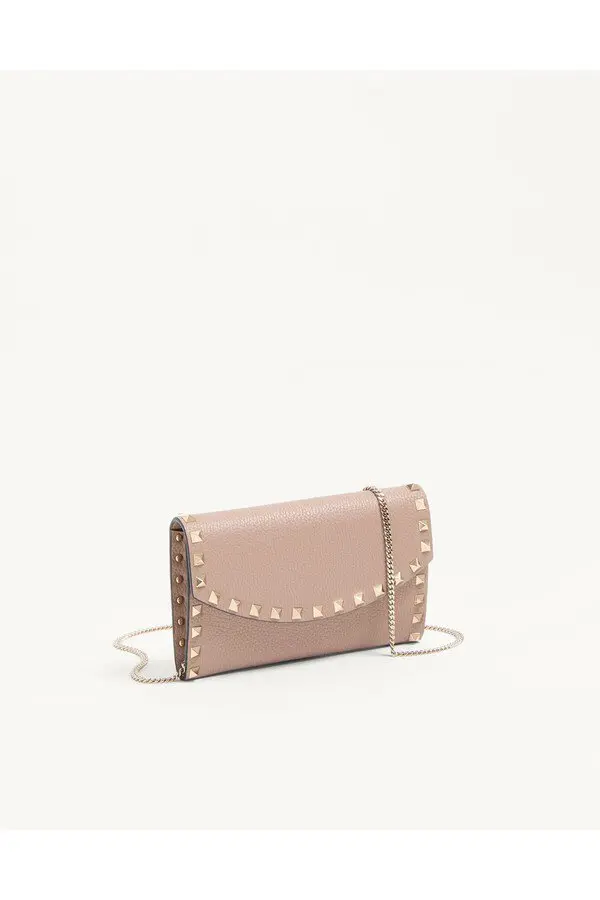 Valentino Garavani Rockstud Wallet With Chain In Grainy Calfskin - Natural