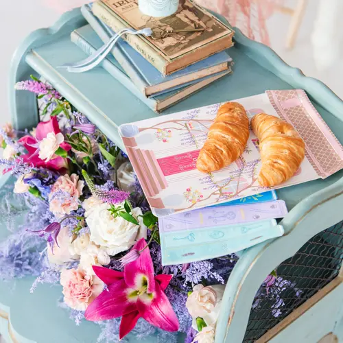 JOLLITY & CO Book Club House Die-cut Dinner Plates