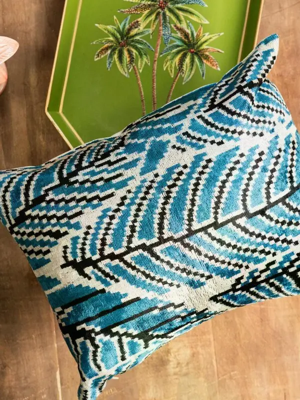 LES-OTTOMANS Leaf-patterned Decorative Cushion