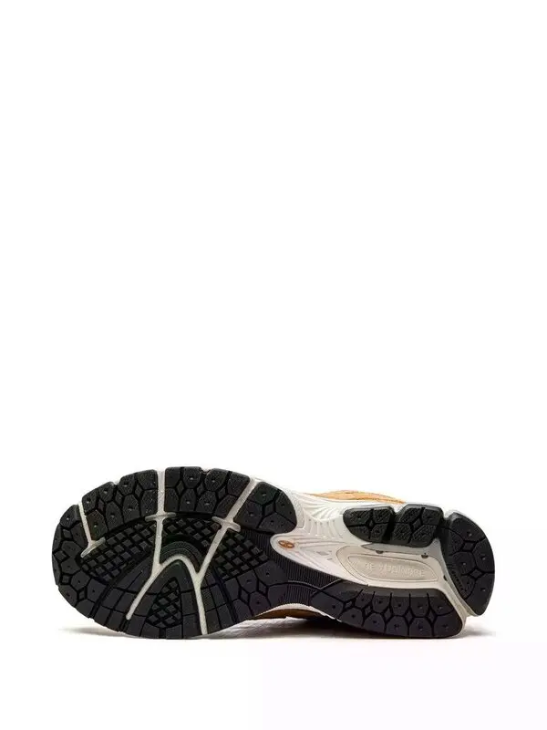 NEW BALANCE 2002r Sneakers - Brown