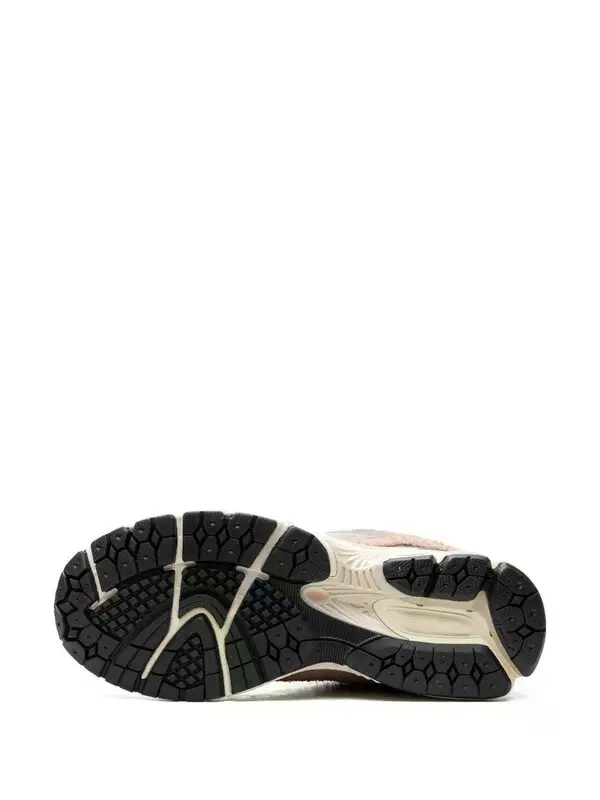 NEW BALANCE 2002r Low-top Sneakers - Brown