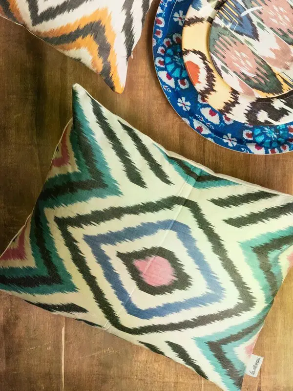 LES-OTTOMANS Ikat Geometric Pattern Decorative Cushion