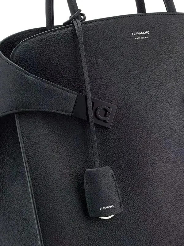 FERRAGAMO Hug Tote Bag In Hammered Calfskin - Black