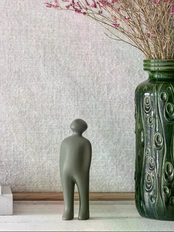 GARDECO Small The Visitor Ceramic Figurine