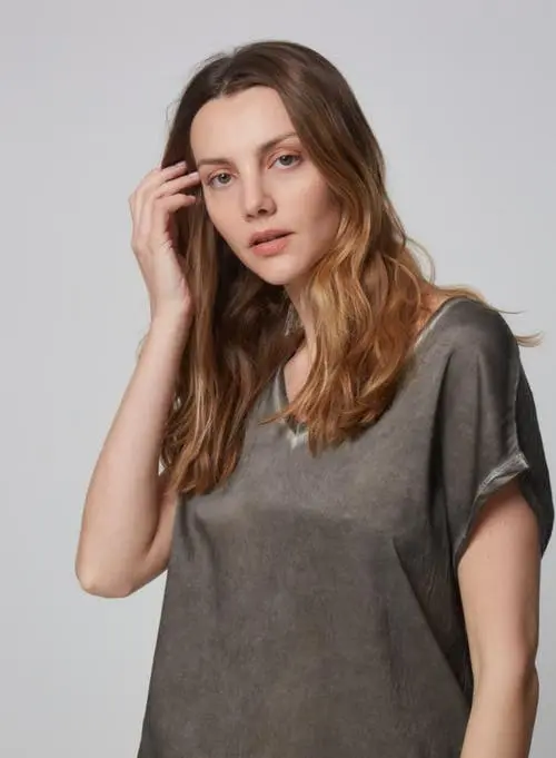 Majestic Filatures Linen-silk Semi-relaxed V-neck Top