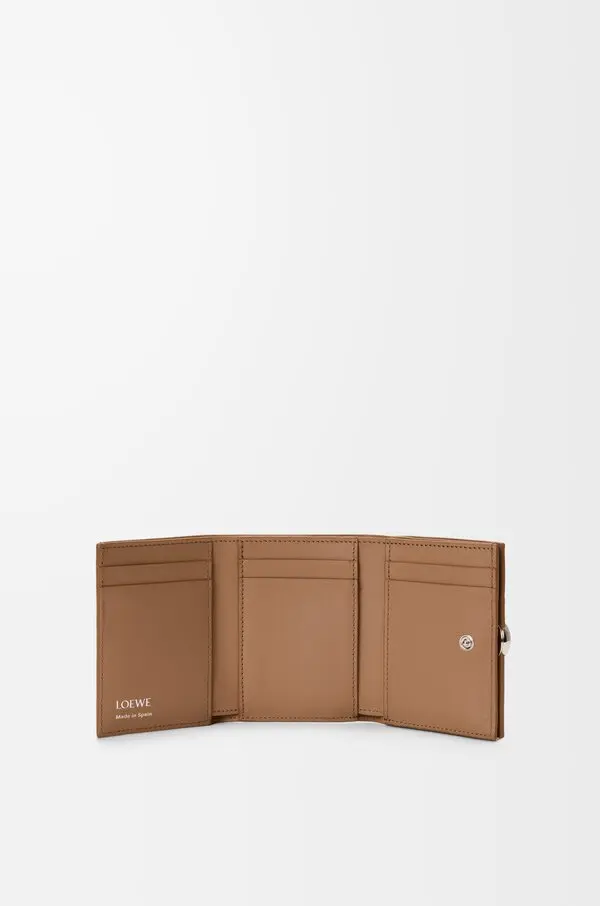 Loewe Pebble Trifold Wallet In Pebble Grain Leather Skin - Mocha