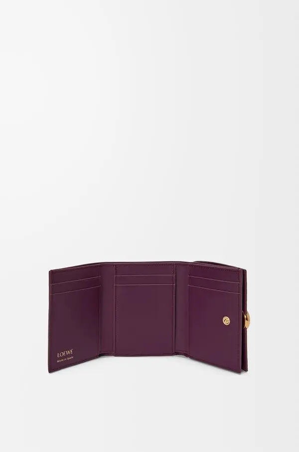 Loewe Pebble Trifold Wallet In Pebble Grain Leather Skin - Plum