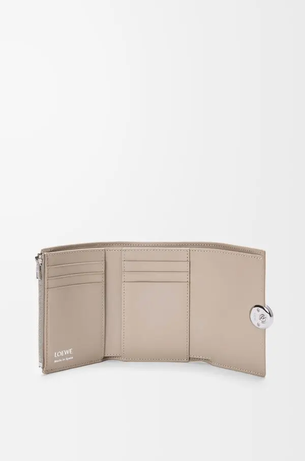 Loewe Pebble Small Vertical Wallet In Pebble Grained Leather Skin - Clay