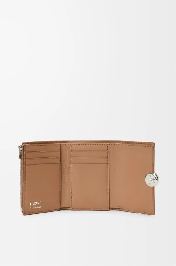 Loewe Pebble Small Vertical Wallet In Pebble Grained Leather Skin - Mocha