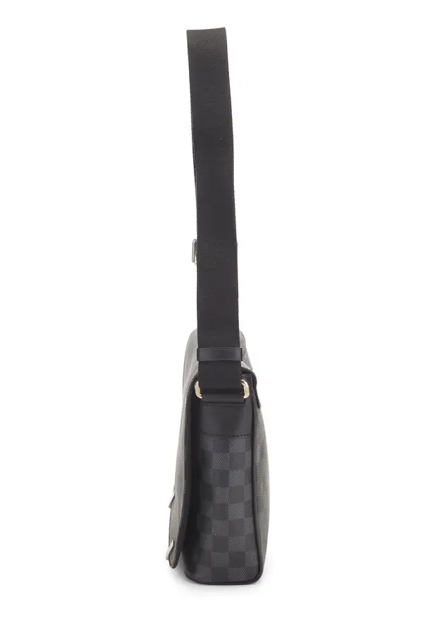 LOUIS VUITTON Damier Graphite District