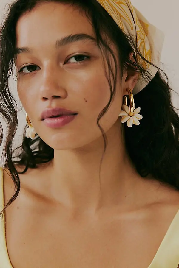 LOGAN TAY Shell Hoops - Shell/gold