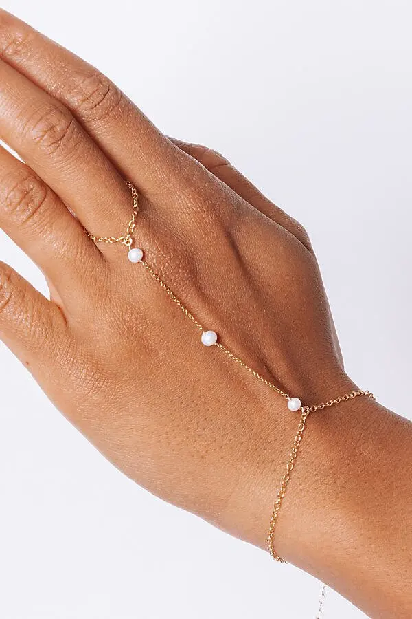 SET & STONES Bobbi Pearl Hand Chain - Gold