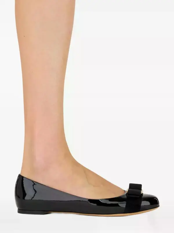 FERRAGAMO Varina Patent Ballet Flats - Black