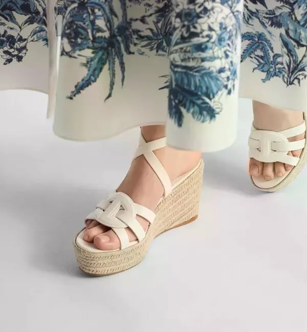 Dior D-Club ウェッジサンダル Dior D-Club Wedge Sandal - Beige | Editorialist