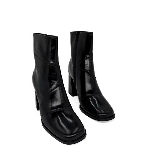 AMIE RAFA Leather Booties With Buckle Detail - Black