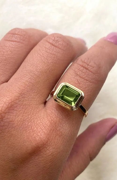 Goshwara Manhattan Emerald Cut Ring - Peridot