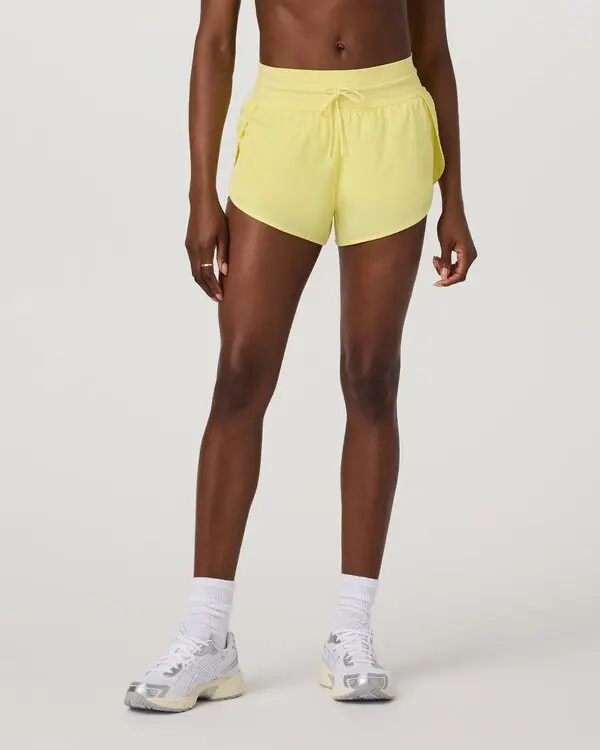 Vuori Daily Speed 2.5" Shorts - Sunlight