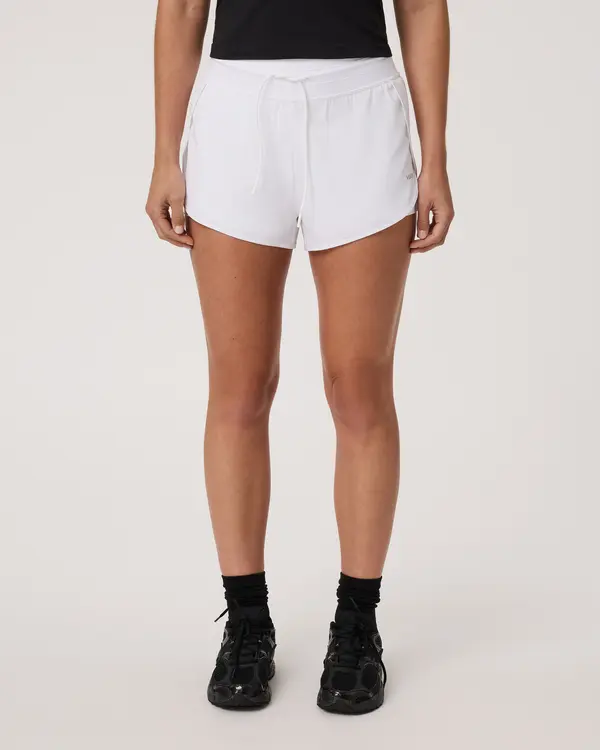 Vuori Daily Speed 2.5" Shorts - White