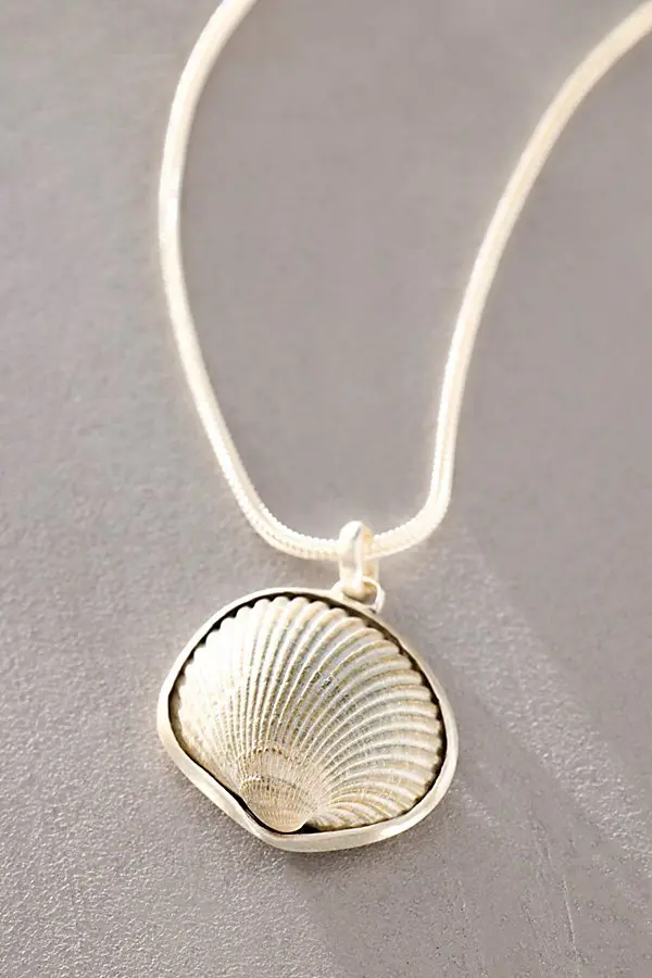 DUNTON ELLERKAMP Shell Pendant Necklace